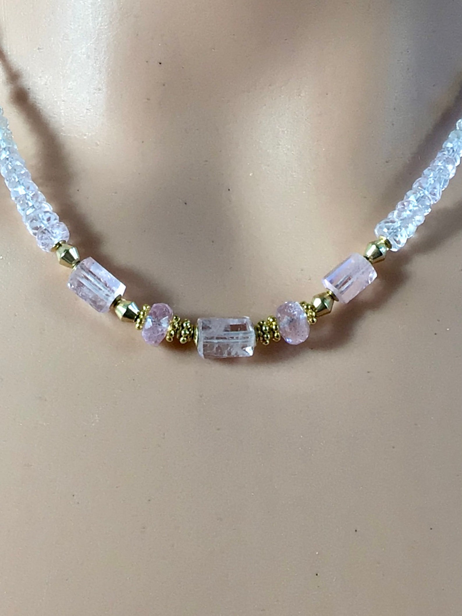 Collier morganite rose avec cristaux rose pâle taillés en gradins. Les ...