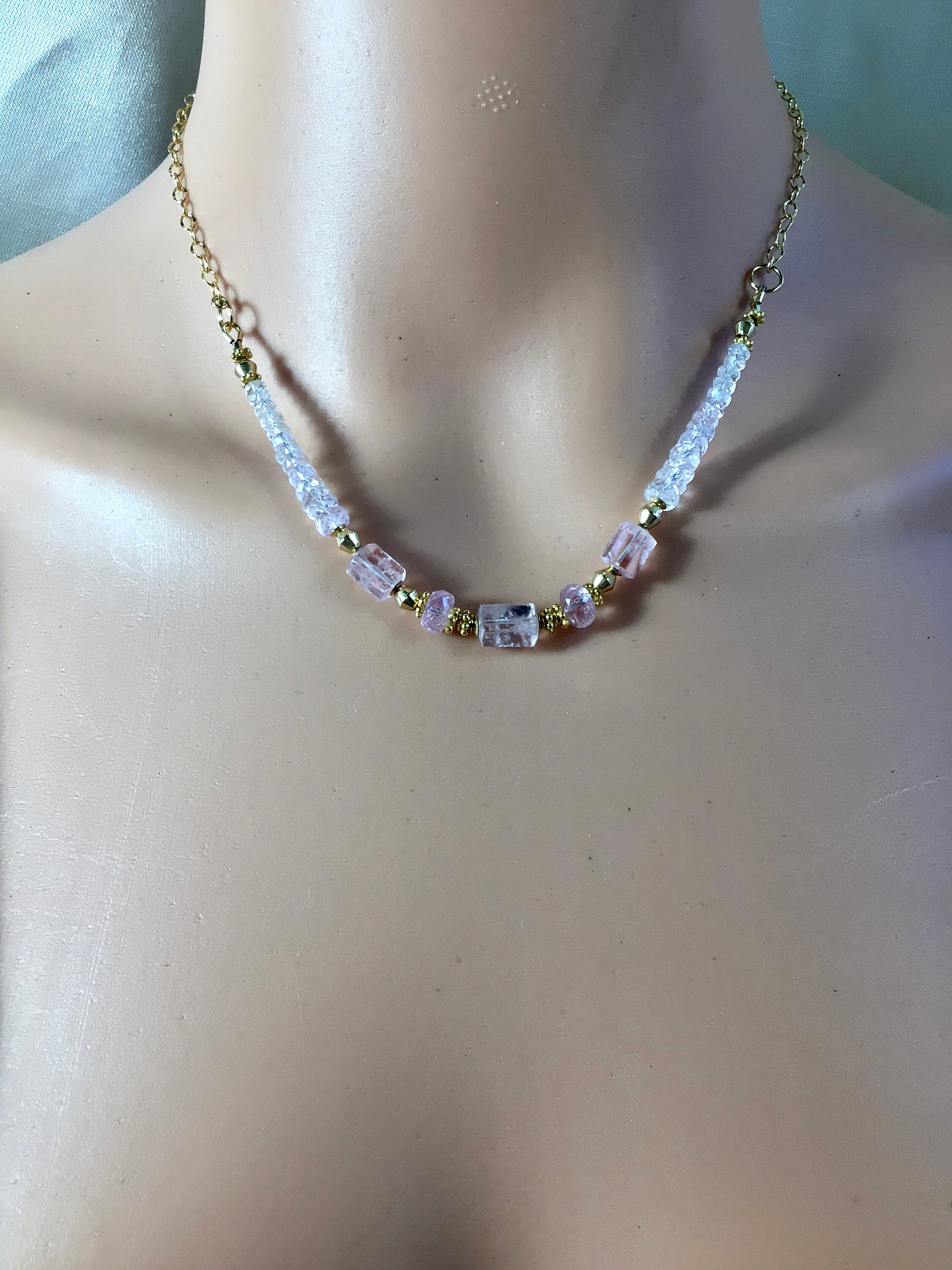 Collier morganite rose avec cristaux rose pâle taillés en gradins. Les ...