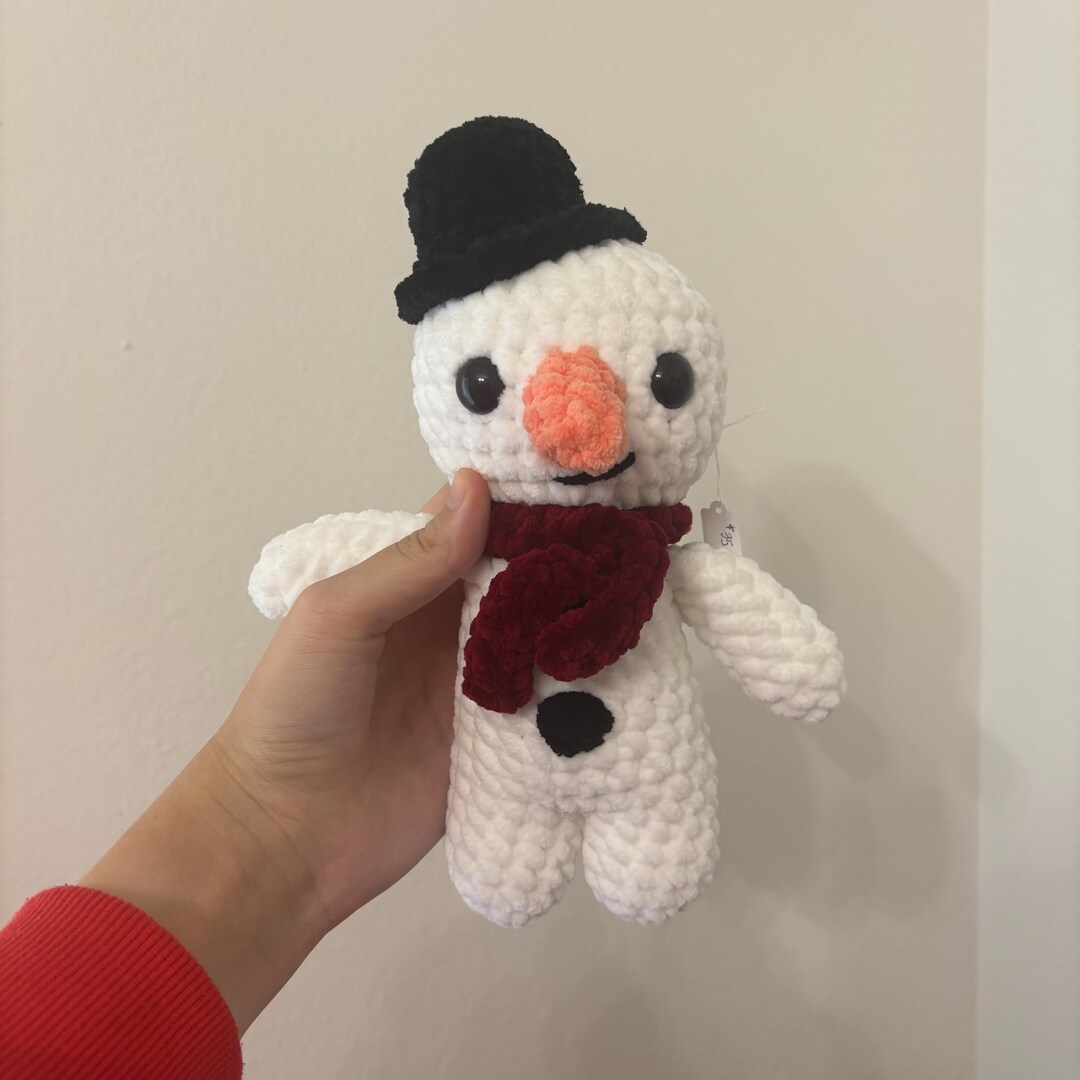 Crochet Snowman Plushie: Handmade Christmas Decoration - Etsy