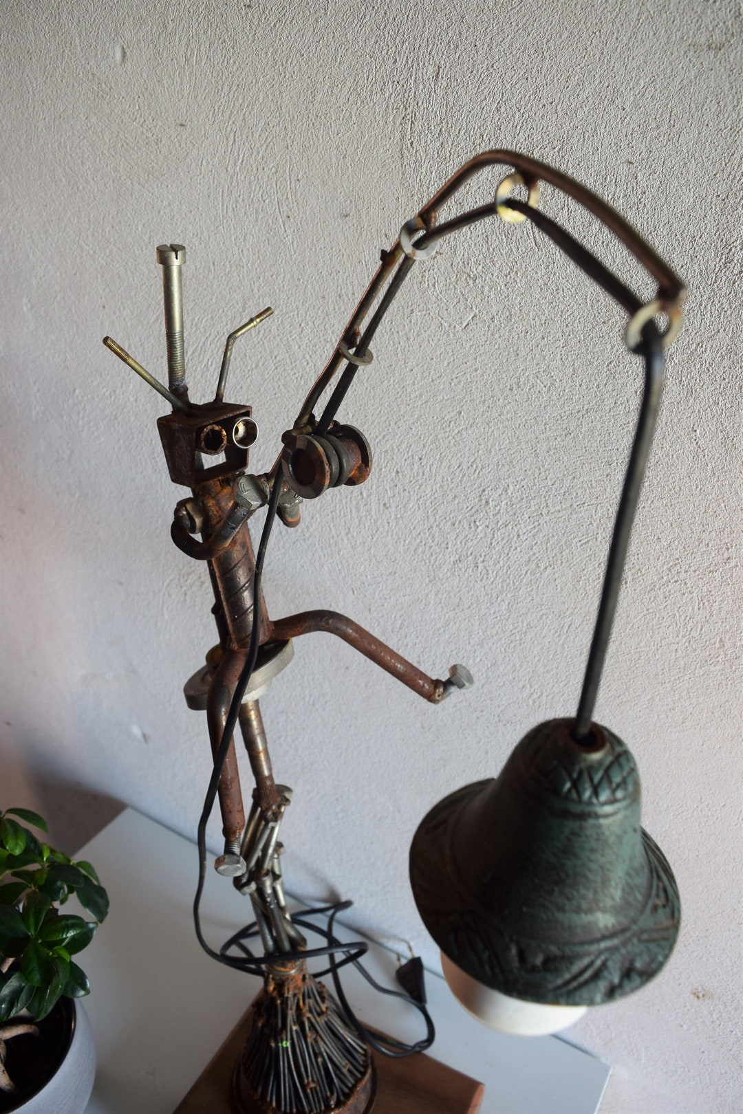 Vintage Unique Handmade Iron Table Lamp / Hecho de tornillos, clavos ...