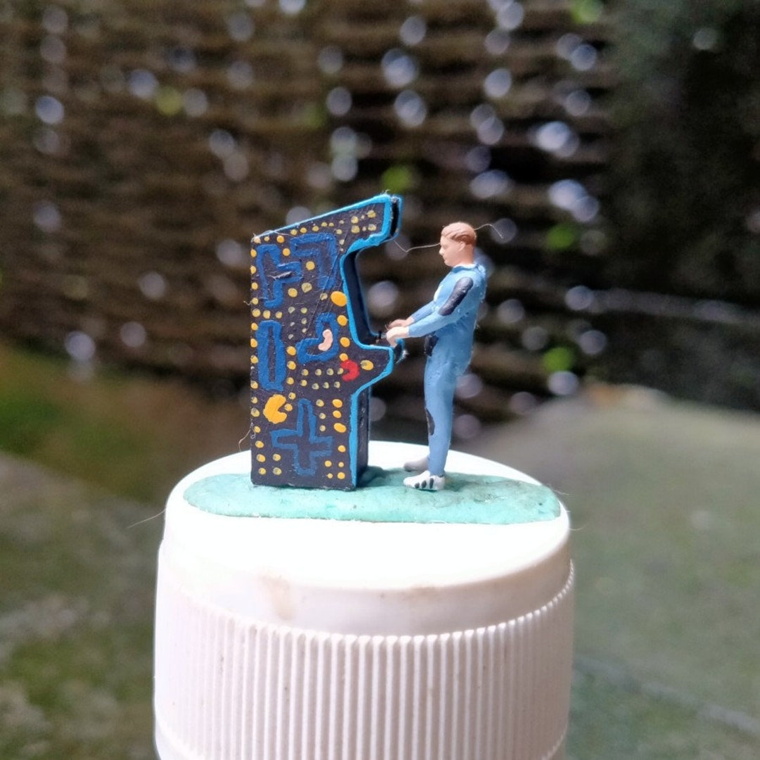 Miniature Figure Man Playing Arcade Game Pinball HO Scale 1:87 - Etsy