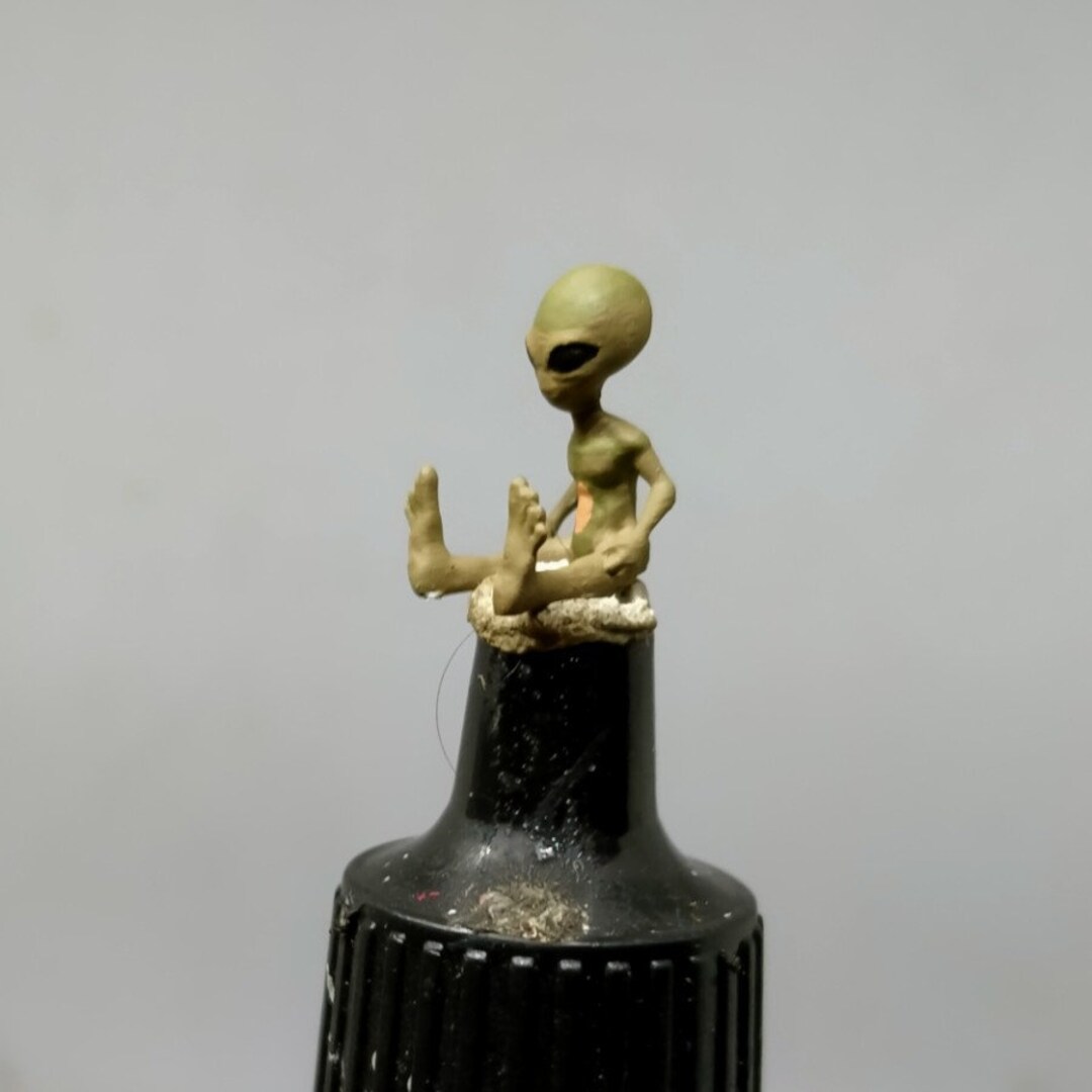 Miniature Figure Alien Sectoid Sitting Scale 1:87 NO PREISER Display ...