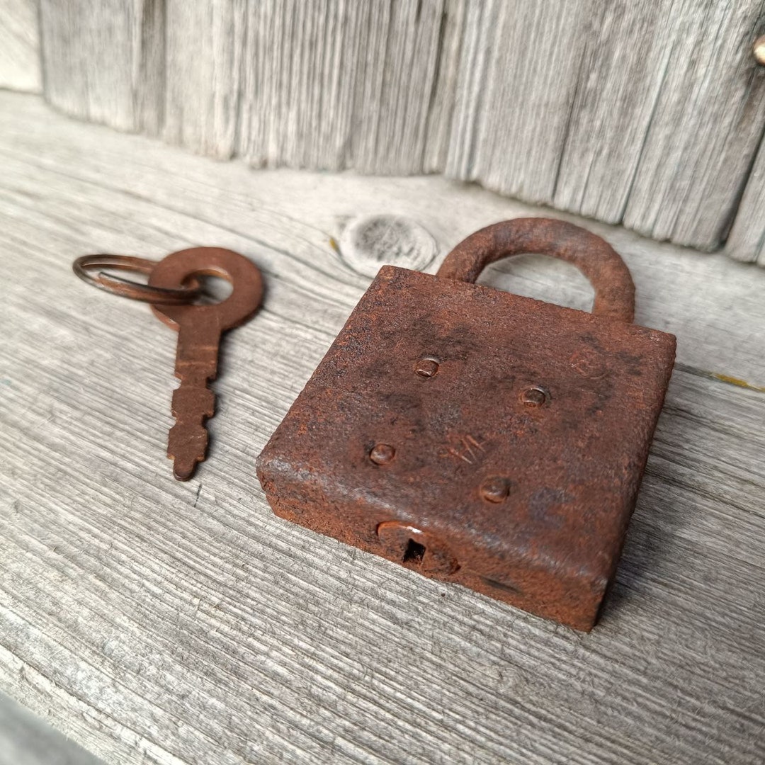 Vintage Rusty Door Lock With Key, Vintage Door Lock, Old Rusted Latch ...