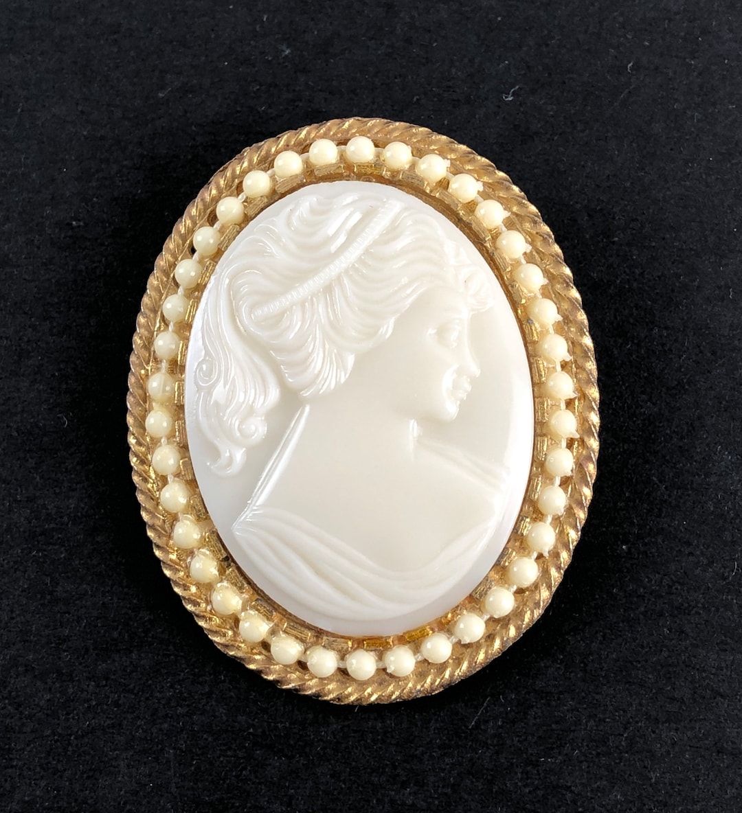 Vintage Cream Color Glass Cameo Gold Tone Oval Brooch / Estate Costume ...