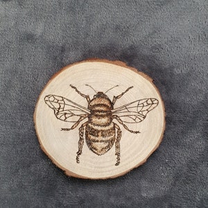 Honey Bee freehand Pyrography on 10-12cm Wood Slice - Etsy