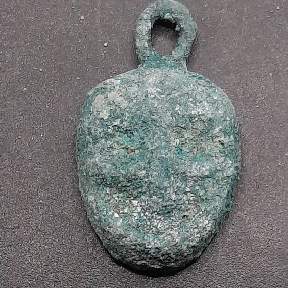 Ancient Near Eastern Bronze Smile Face Carved Rare We… - Gem