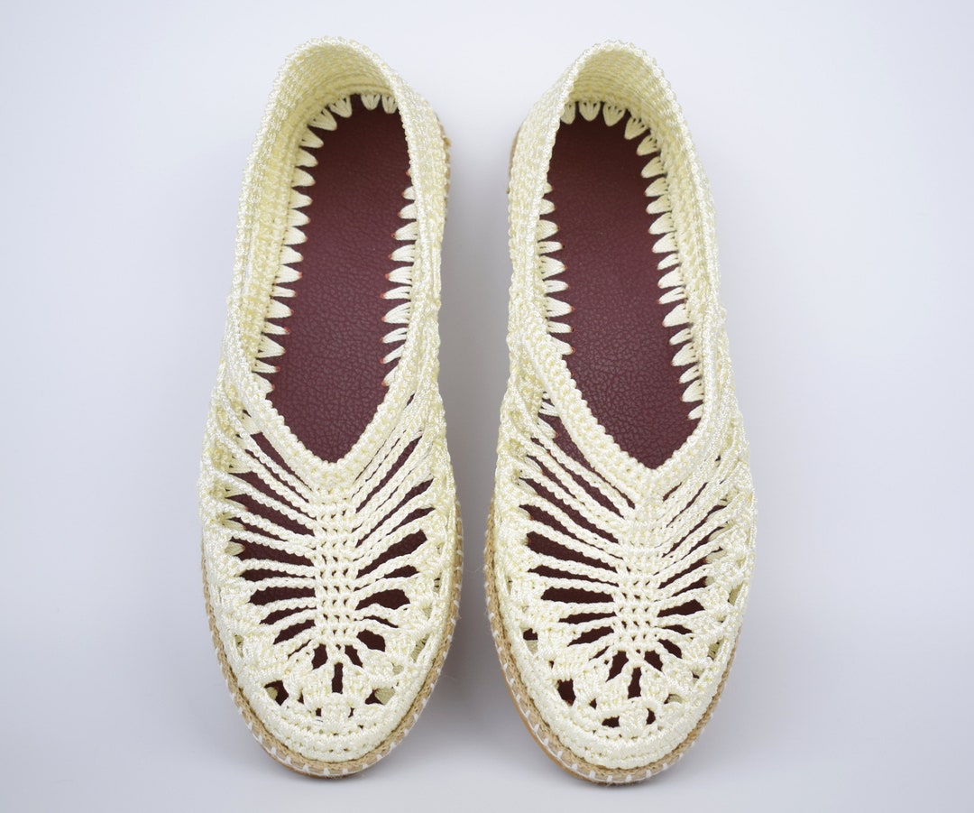 Women Off-white Knitting Shoes, Flat Comfortable Hand-knitted Shoes for ...