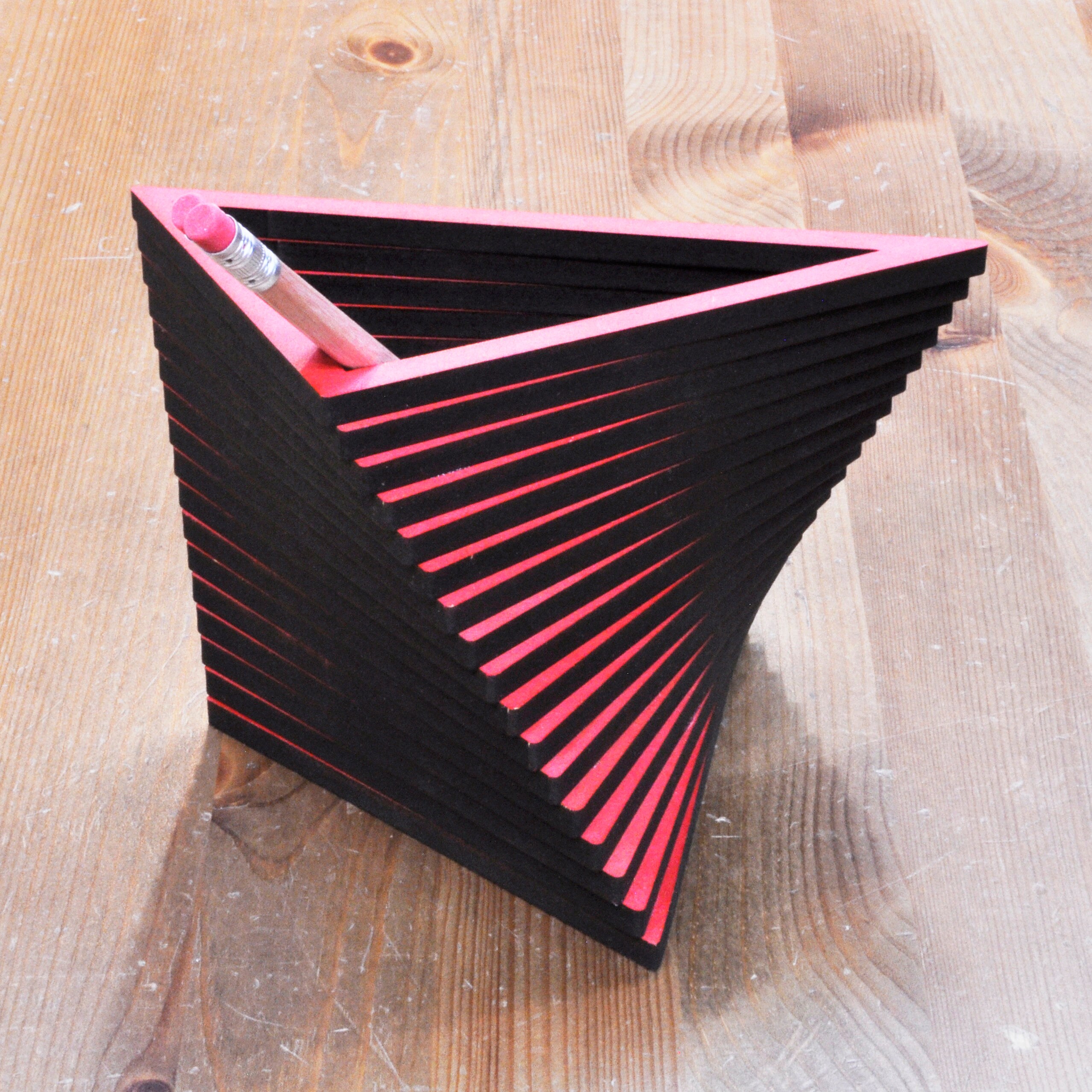 Stifthalter: Twisted Triangle, rot und schwarz Streifen, Schichten von ...