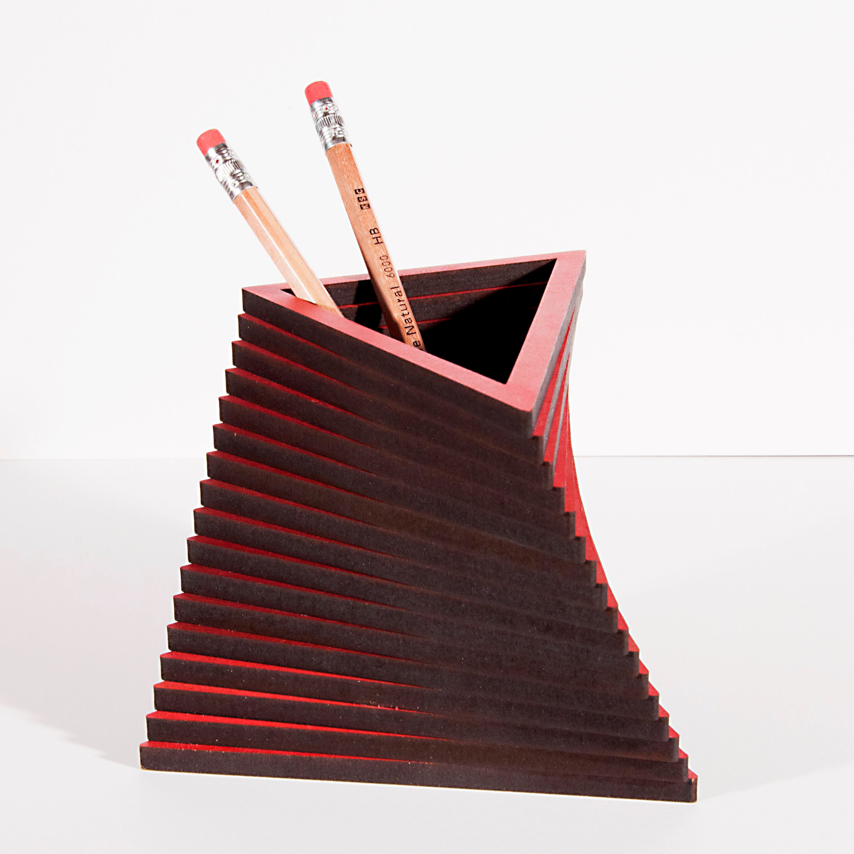 Stifthalter: Twisted Triangle, rot und schwarz Streifen, Schichten von ...