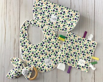 Daisy, Daisy Baby Gift Set, Daisy Bib and Burp Cloth, Daisy Crinkle Tag ...