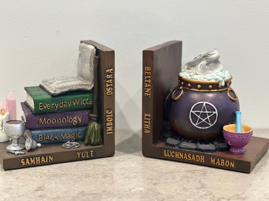 Witches Cauldron Bookends , Witchcraft Shelf Tidy, Novelty Bookends ...