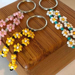 Daisy Chain Key Ring Daisy Chain Key Chain Beaded Daisy Key Ring Beaded ...