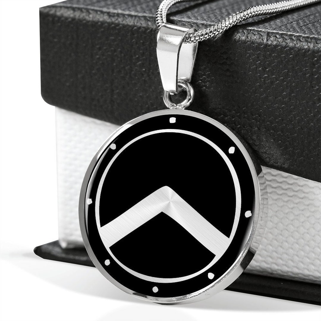 Spartan Shield Necklace - Etsy