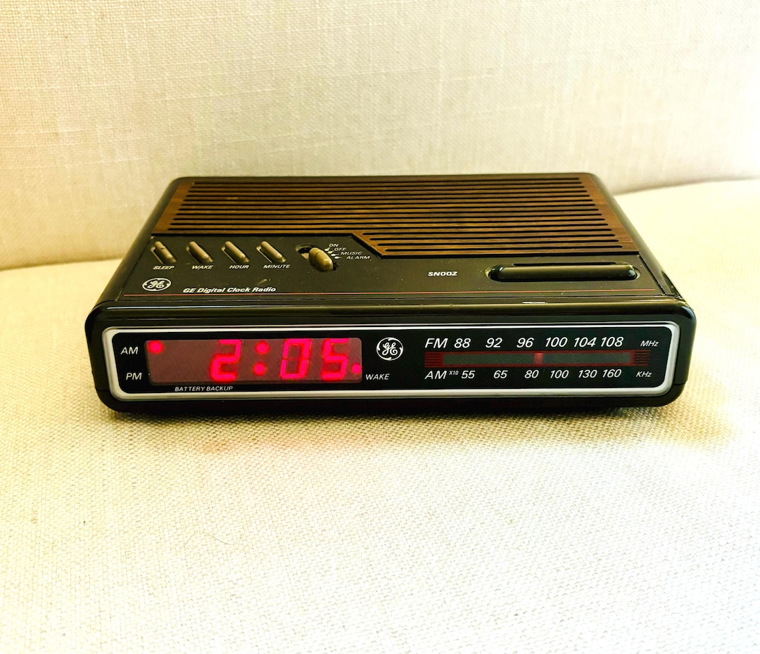Vintage GE Faux Wood Grain Digital Alarm Clock/ Radio AM/FM Good ...
