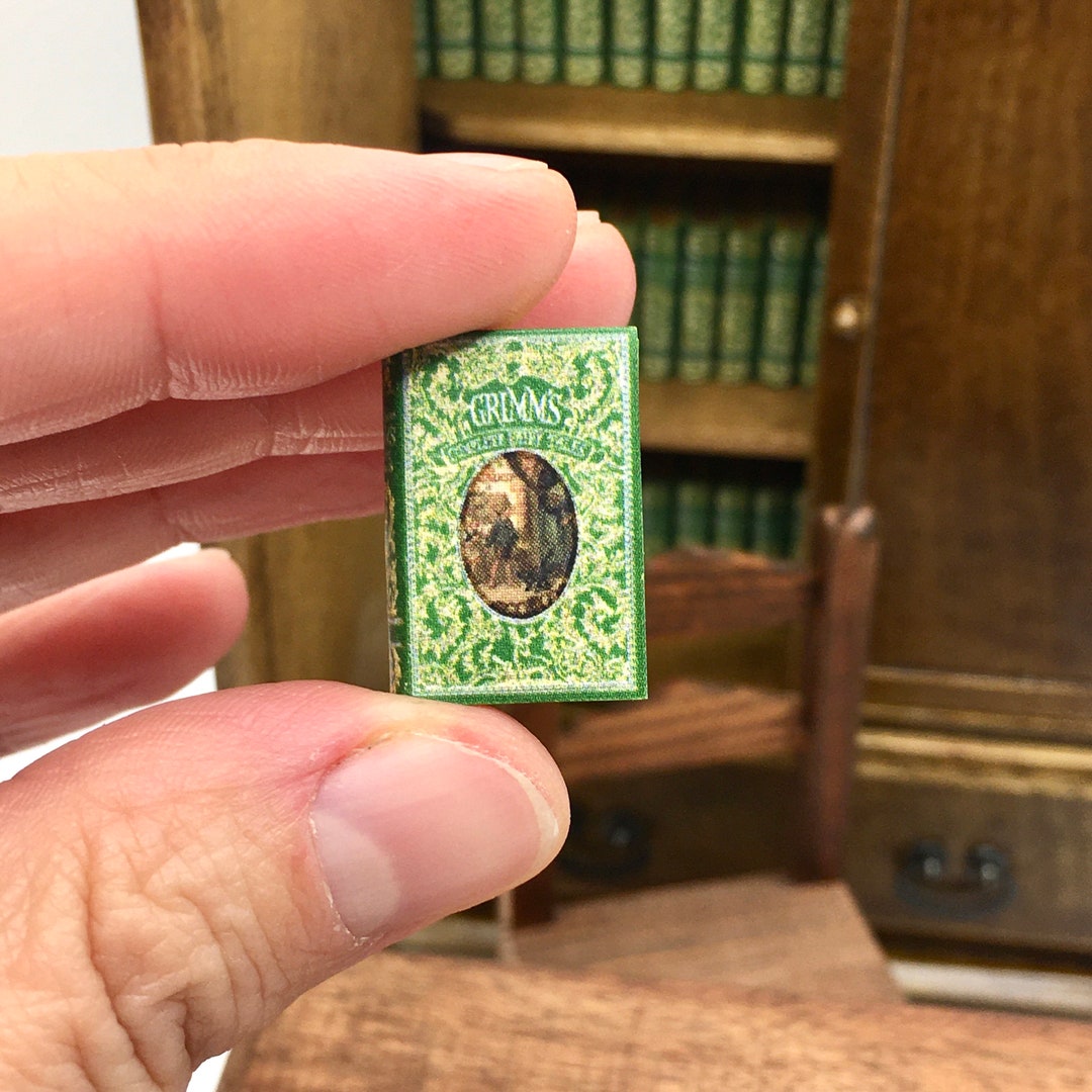Livro em miniatura estilo antigo em escala 1:12, decoração de ...