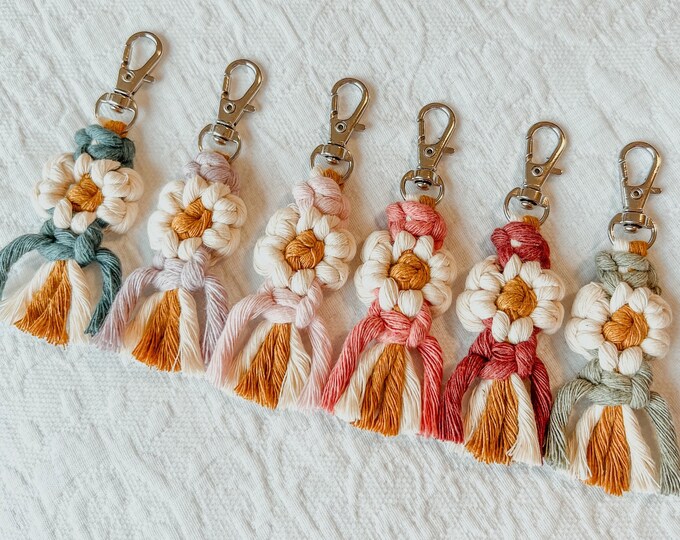 Mini Macrame Daisy Flower Keychain - Etsy