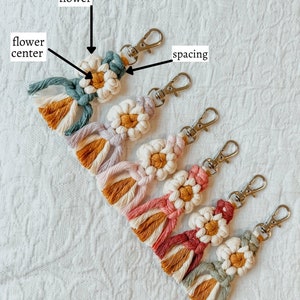 Mini Macrame Daisy Flower Keychain - Etsy