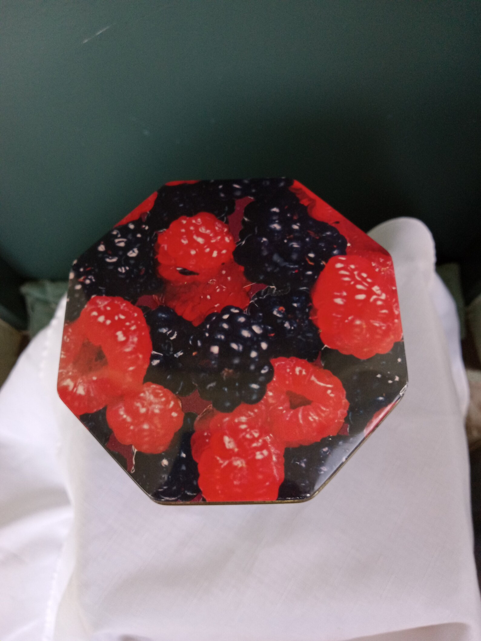 Vintage Tin-vintage Berries Tin-made in England-octagon Shaped - Etsy