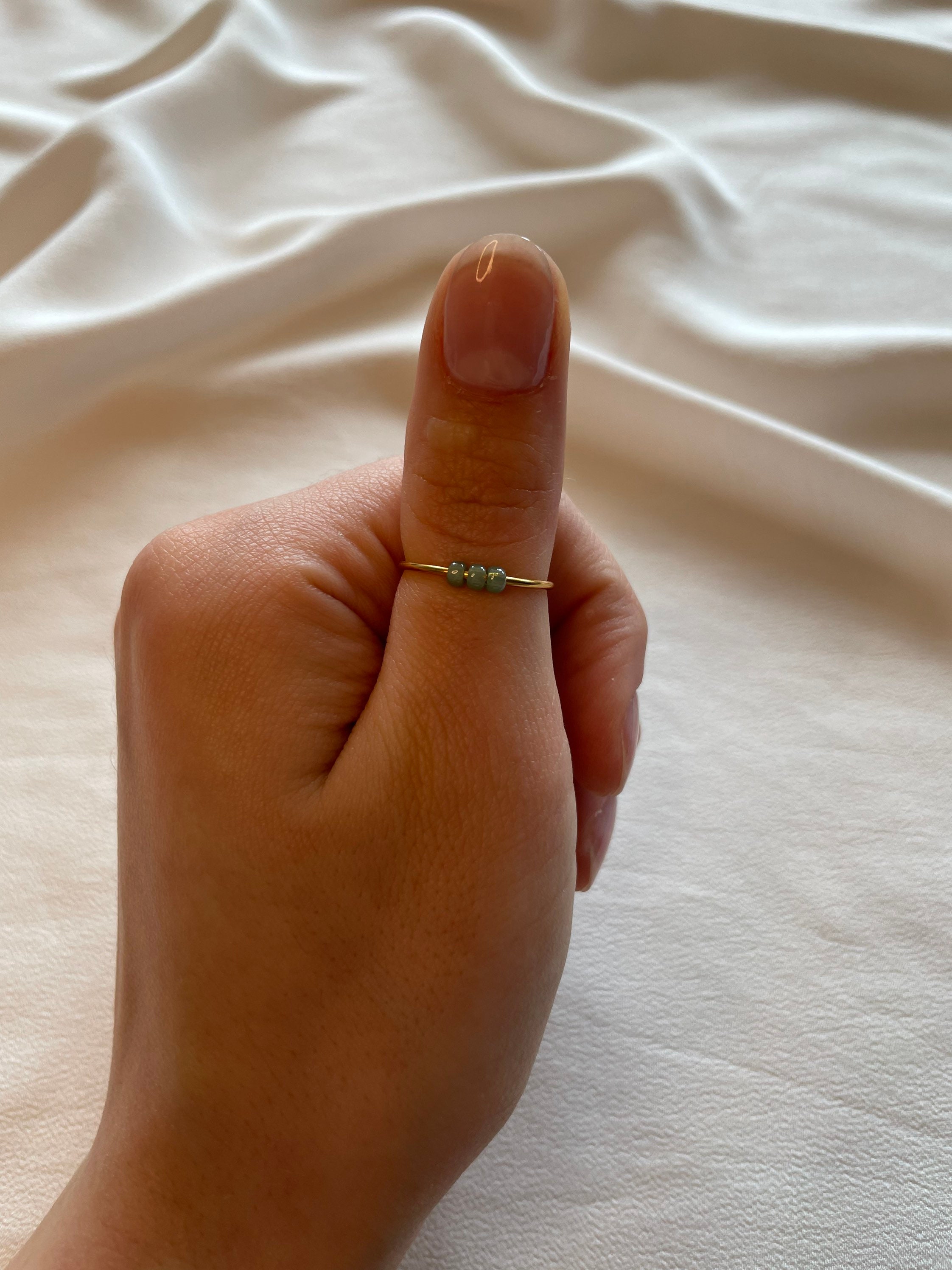 Einfache goldene Anxiety Ringe mit farbigen Glasperlen - Etsy.de