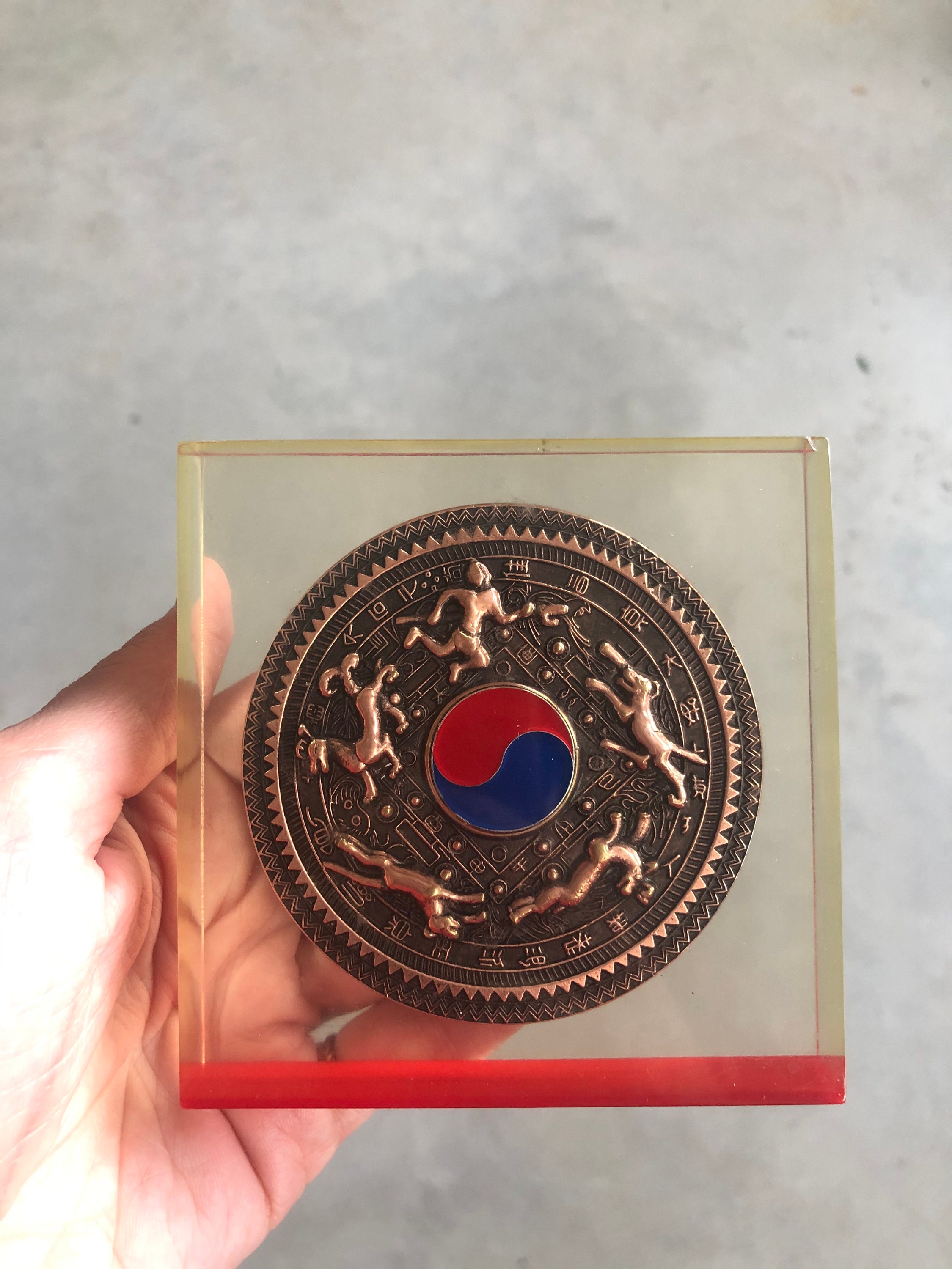 Espejo de bronce chino con figuras de animales santos y - Etsy España