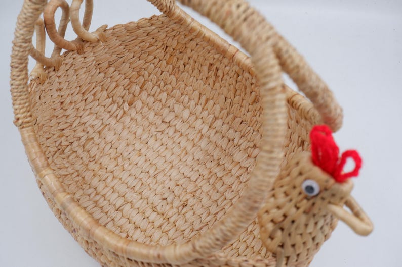 Medium Woven Water Hyacinth Chicken Basket: Farmhouse Decor (7.5x10x5 ...