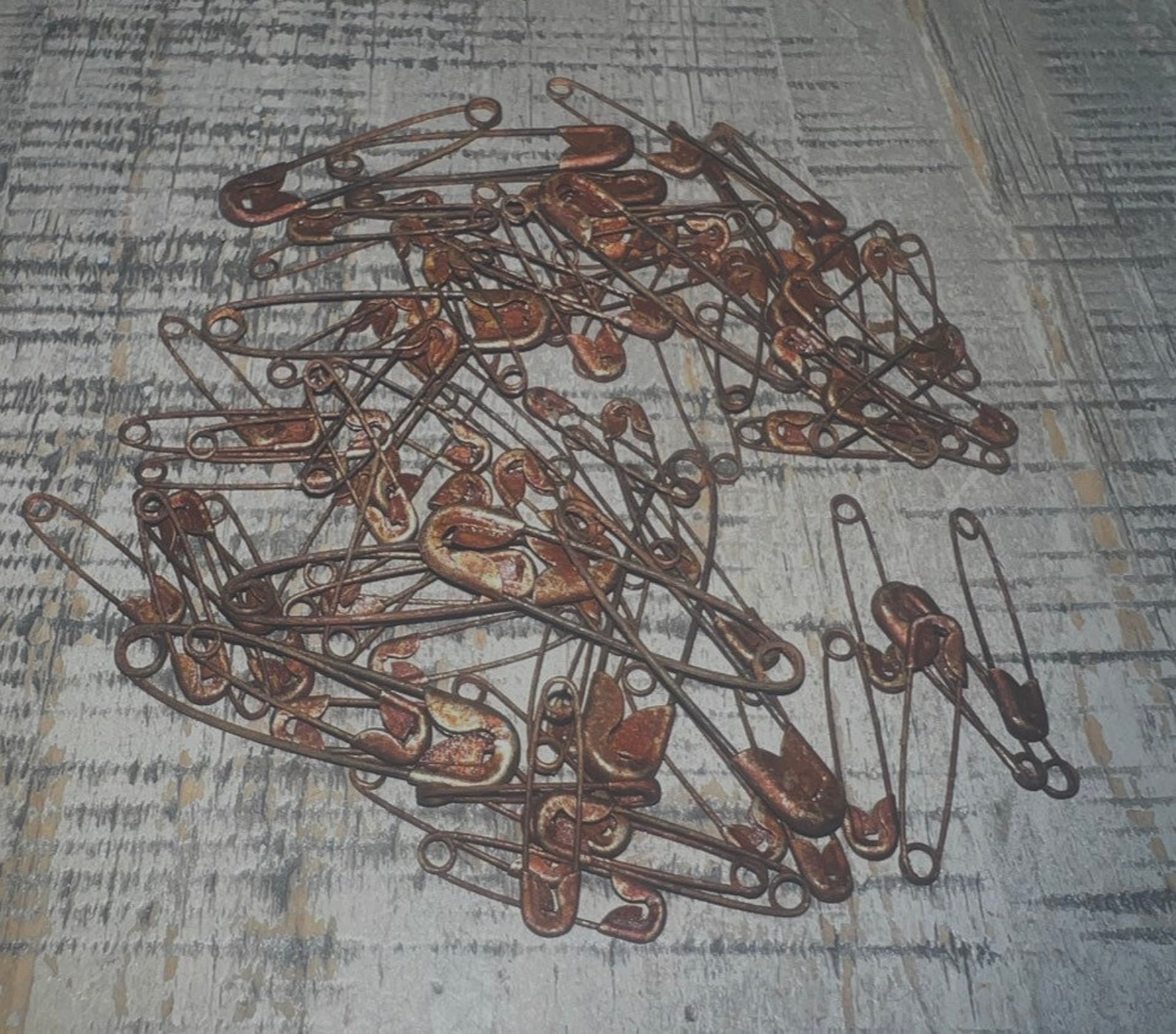 100 Primitive Assorted Aged RUSTY Safety Pins Rusted - Etsy
