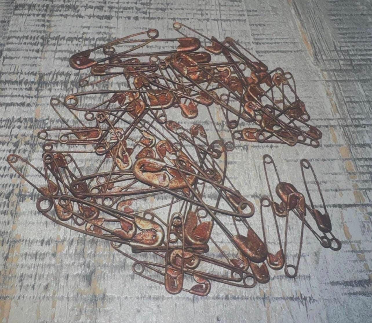 100 Primitive Assorted Aged RUSTY Safety Pins ~ Rusted - Etsy