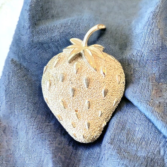 Sarah Coventry strawberry brooch, 1950 silver strawbe… - Gem