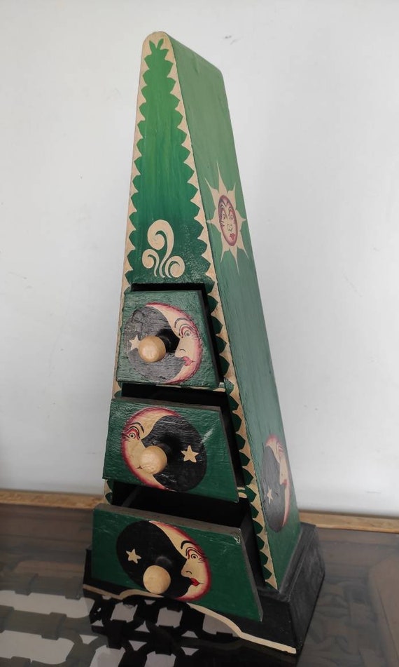 Vintage pyramid chest with drawers. Pyramid shape pai… - Gem
