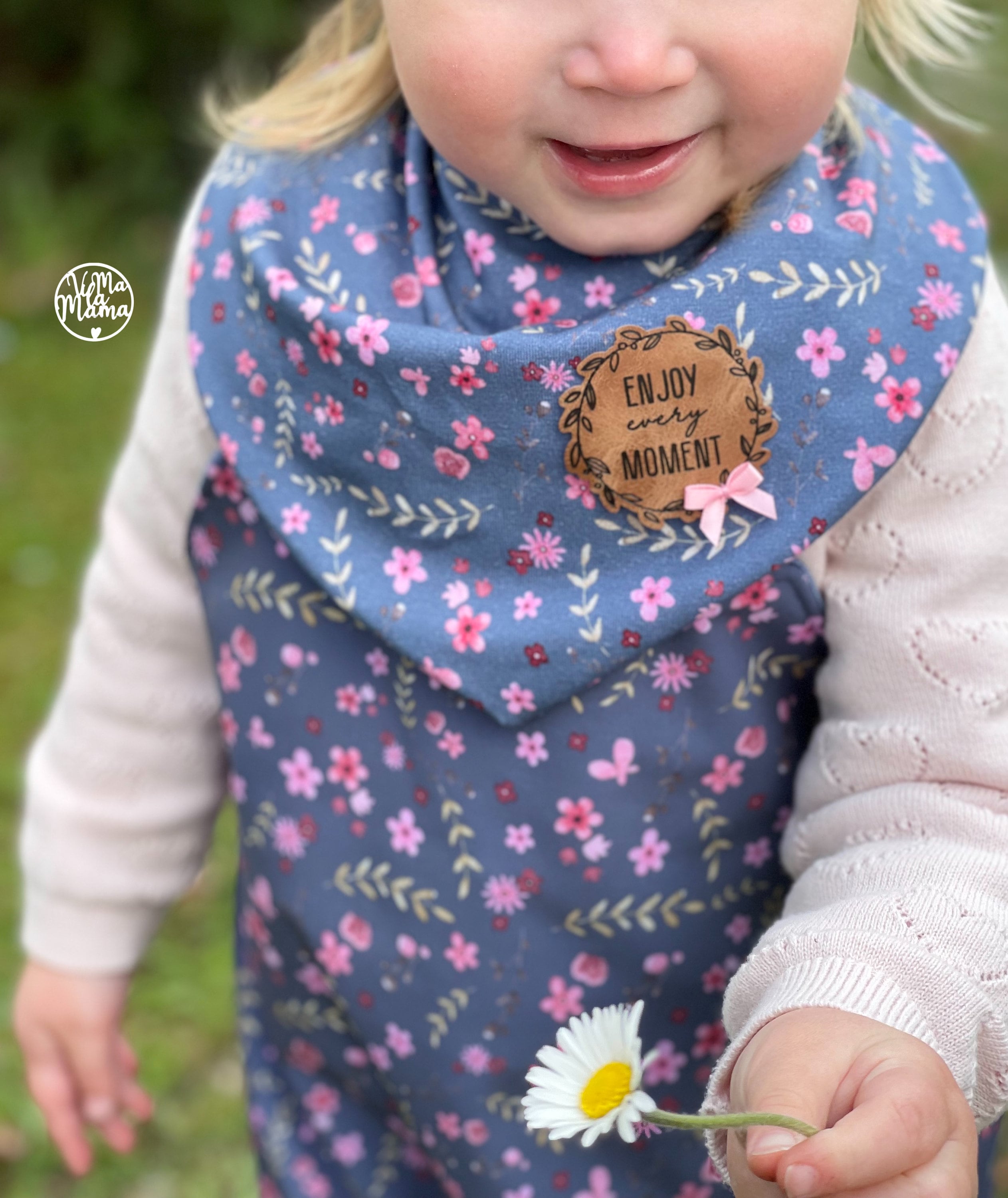 Lovely Triangle Sewing Pattern Sewing Instructions Neckerchief Triangular Scarf Bib Baby Child ...