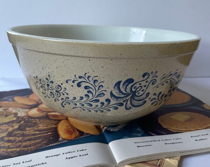 Vintage 1970’s Pyrex Homestead Pattern Bowl - Etsy