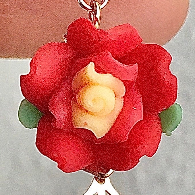 Schimmernde Rose: Polymer-Ton-Blumen mit Goldstone und Glas ...