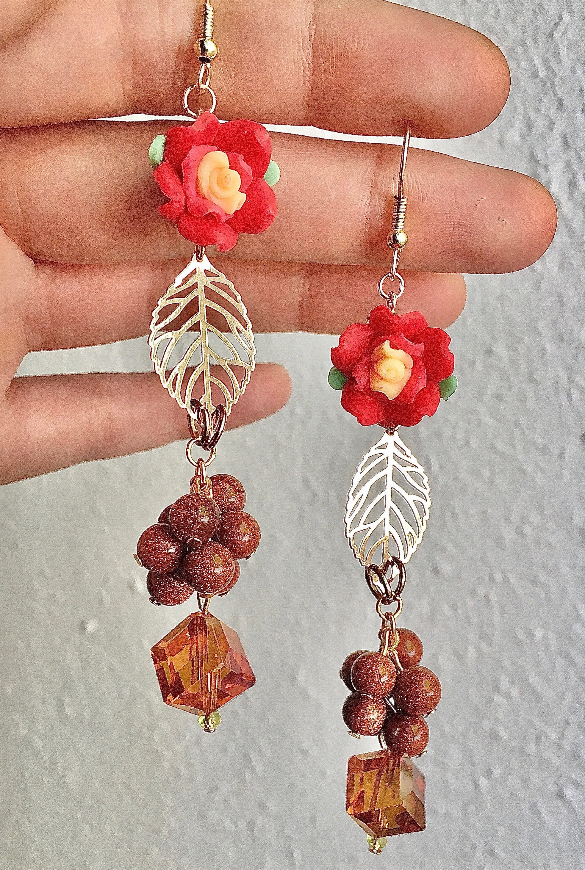 Schimmernde Rose: Polymer-Ton-Blumen mit Goldstone und Glas ...