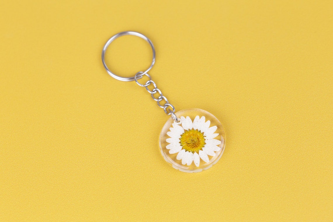Real Pressed Daisy Keyring. Flower Resin Key Ring. Spring Accessories ...