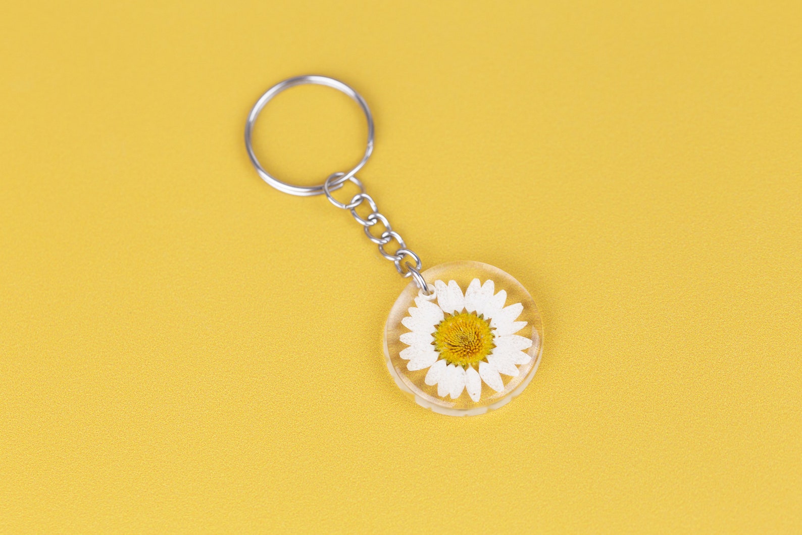 Real Pressed Daisy Keyring. Flower Resin Key Ring. Spring - Etsy Canada