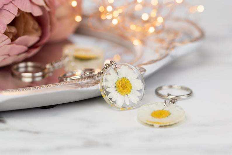 Real Pressed Daisy Keyring. Flower Resin Key Ring. Spring - Etsy Canada
