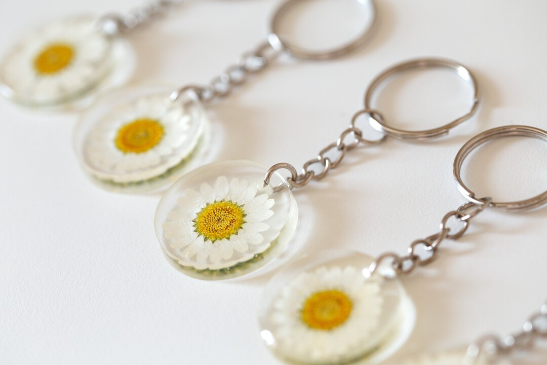 Real Pressed Daisy Keyring. Flower Resin Key Ring. Spring Accessories ...