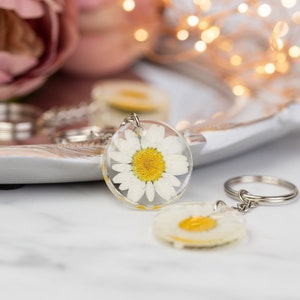 Real Pressed Daisy Keyring. Flower Resin Key Ring. Spring Accessories ...