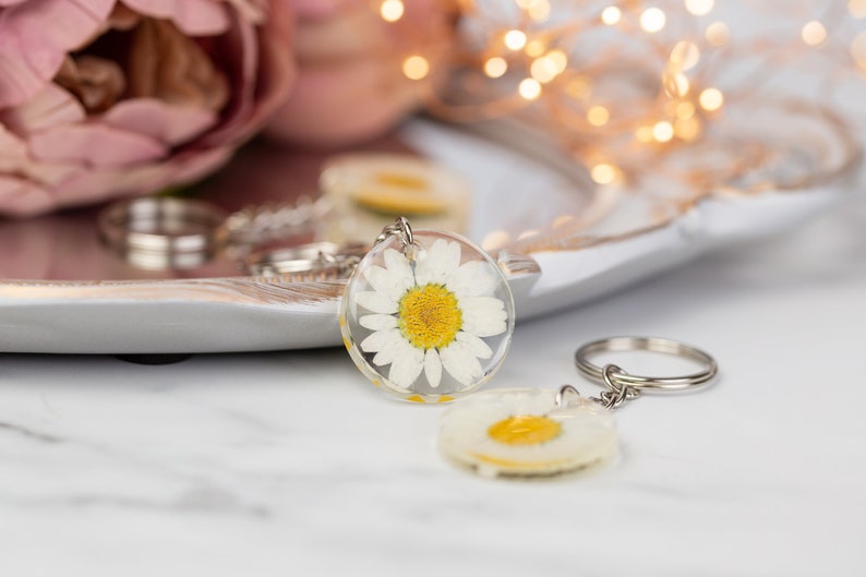 Real Pressed Daisy Keyring. Flower Resin Key Ring. Spring Accessories ...