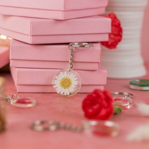 Real Pressed Daisy Keyring. Flower Resin Key Ring. Spring Accessories ...