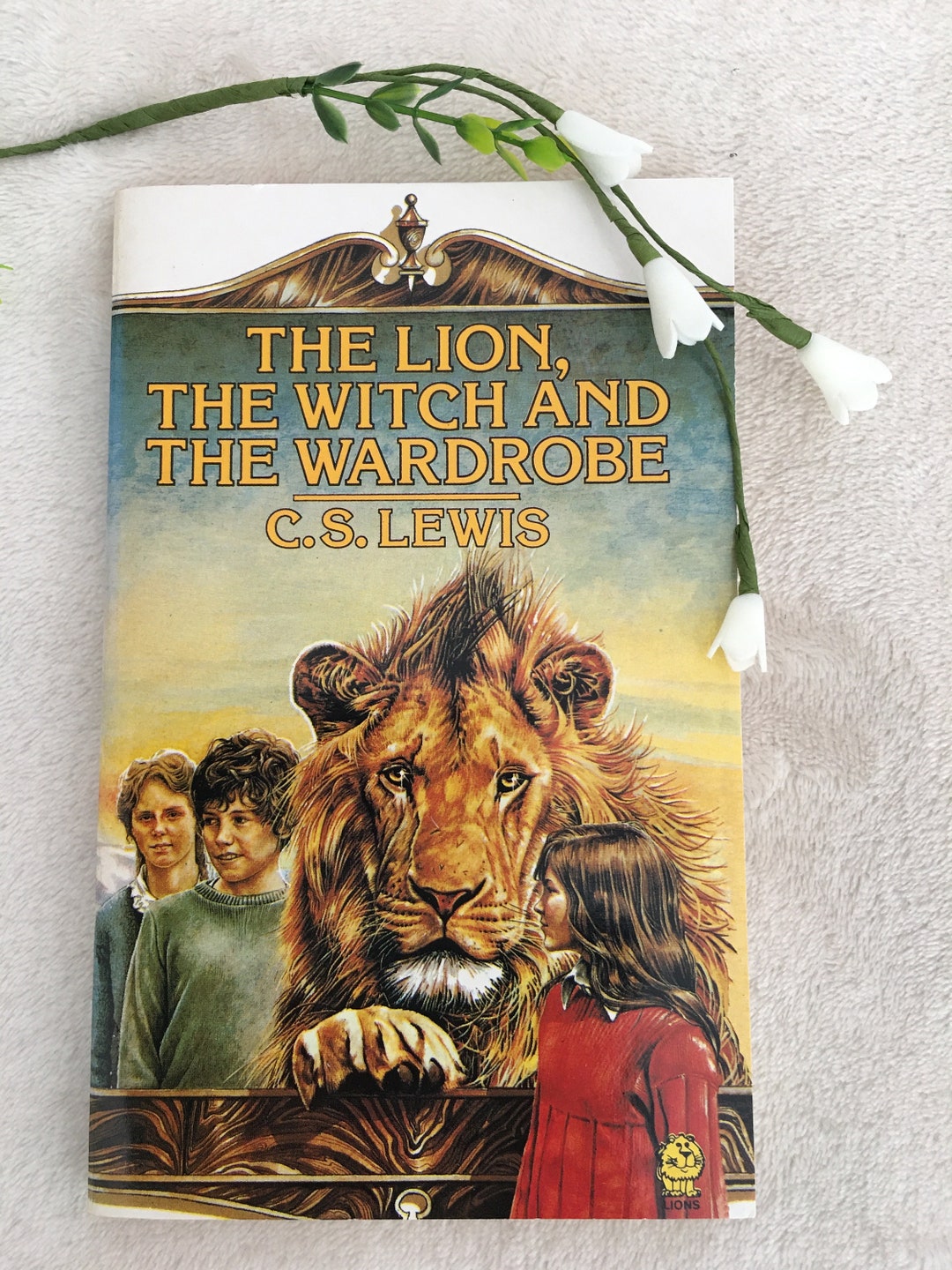 Vintage Lions Classics the Lion the Witch and the Wardrobe Paperback ...