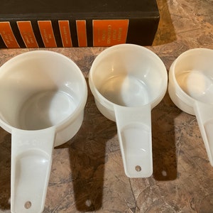 Tupperware White Measuring Cups, Set of 5, Vintage Tupperware Retro ...