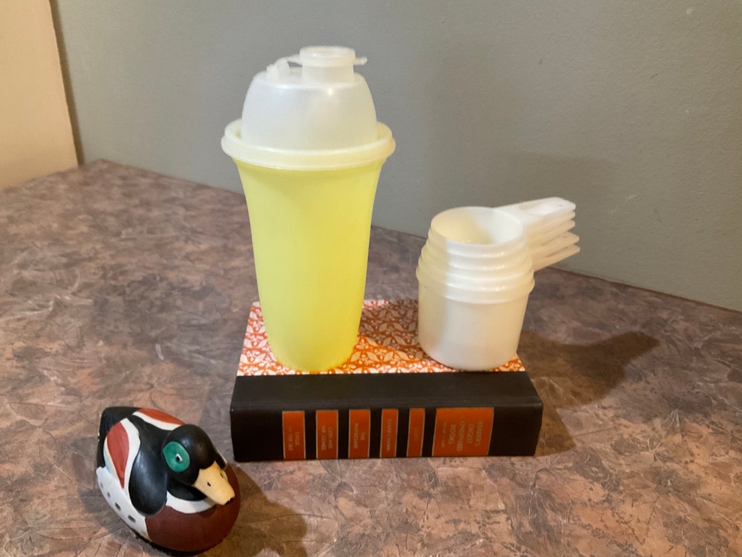 Tupperware White Measuring Cups, Set of 5, Vintage Tupperware Retro ...