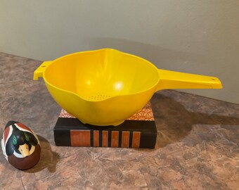 Vintage Tupperware 1 Quart Colander Strainer With Handle Yellow 1200 ...