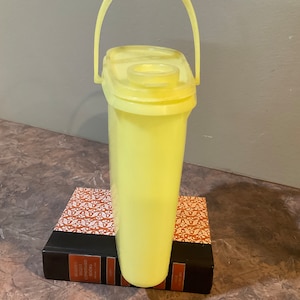 Tupperware 2 Quart Easy Pour Beverage Buddy With Seal/pour Lid & Carry ...