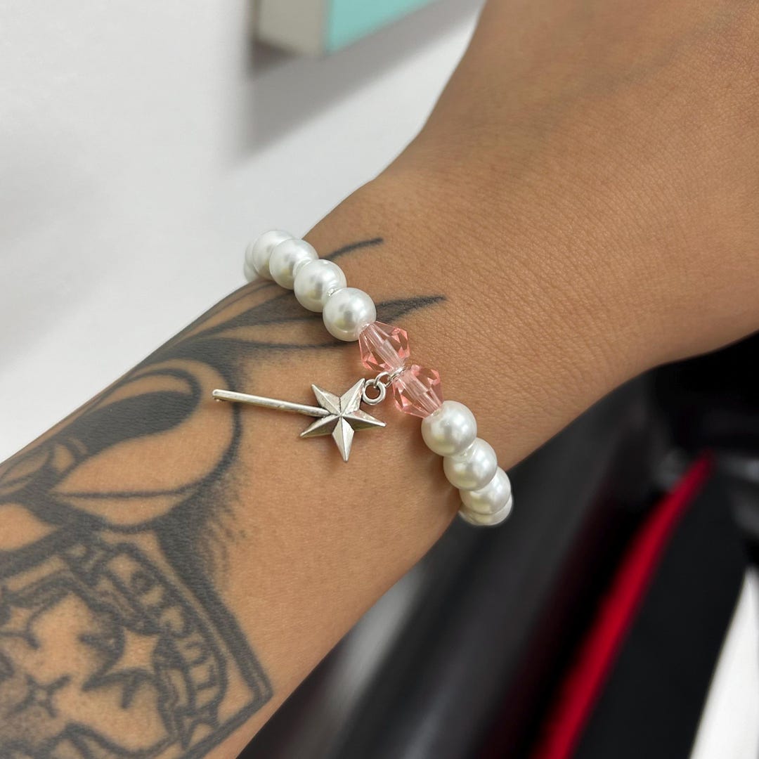GLINDA THE GOOD Faux Pearl Bracelet With Magic Wand & Pink Beads Wicked ...