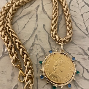Queen Elizabeth II Pendant Necklace on Snake Chain - Etsy