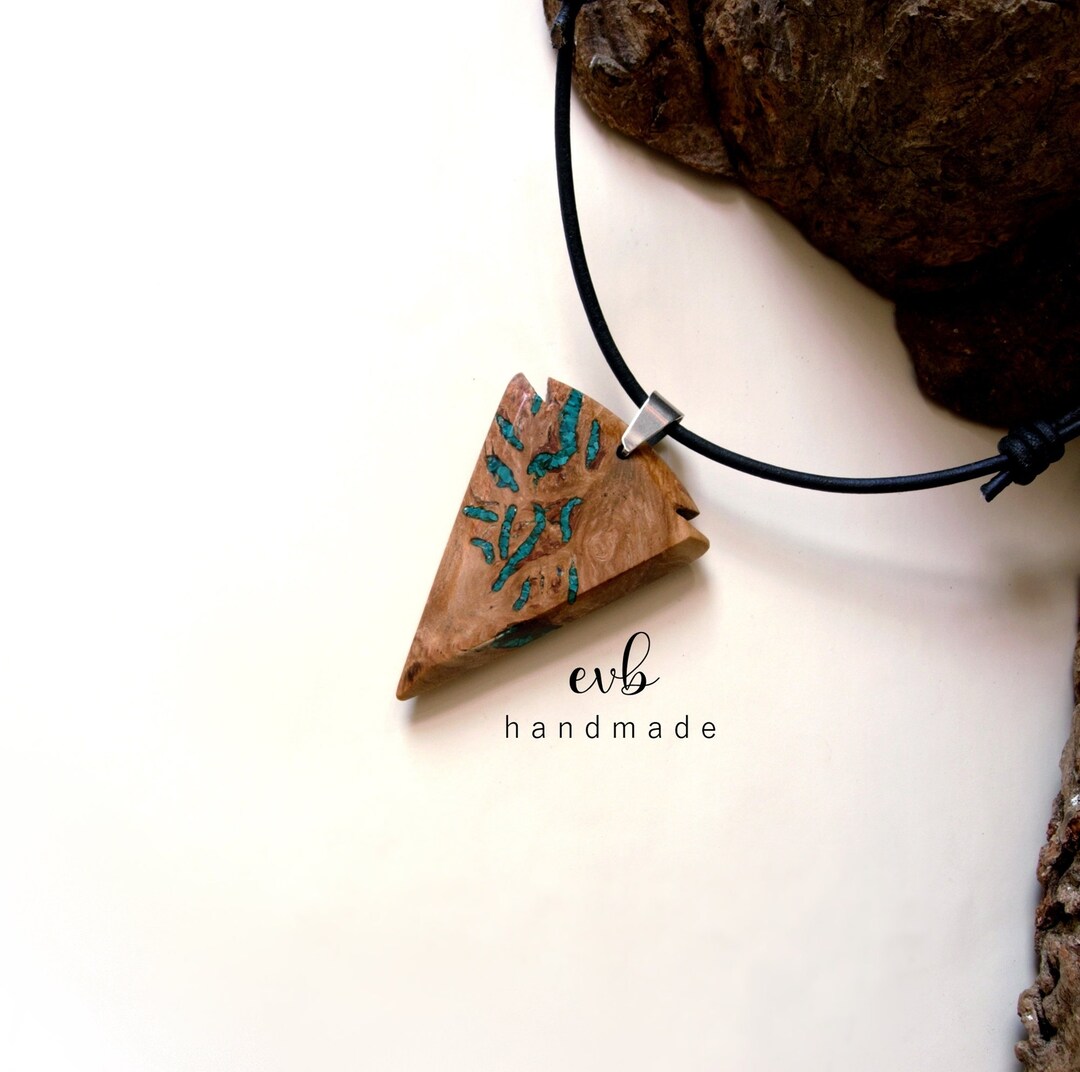 Collier en bois de chêne à pointe de flèche avec pierre de malachite ...