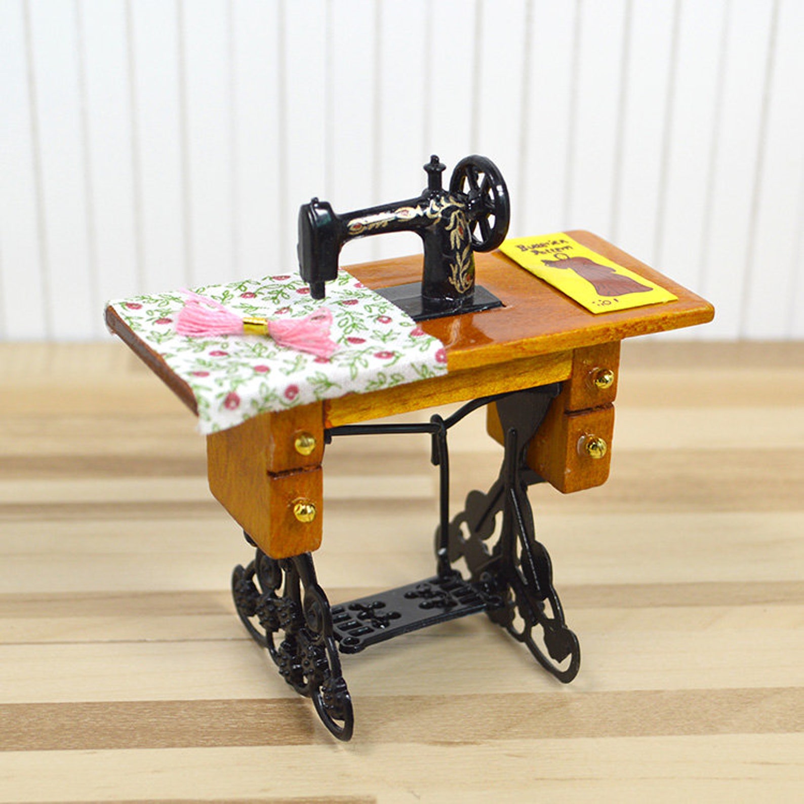Miniature Sewing Machine Dollhouse Miniature Furniture 1:12th Scale ...