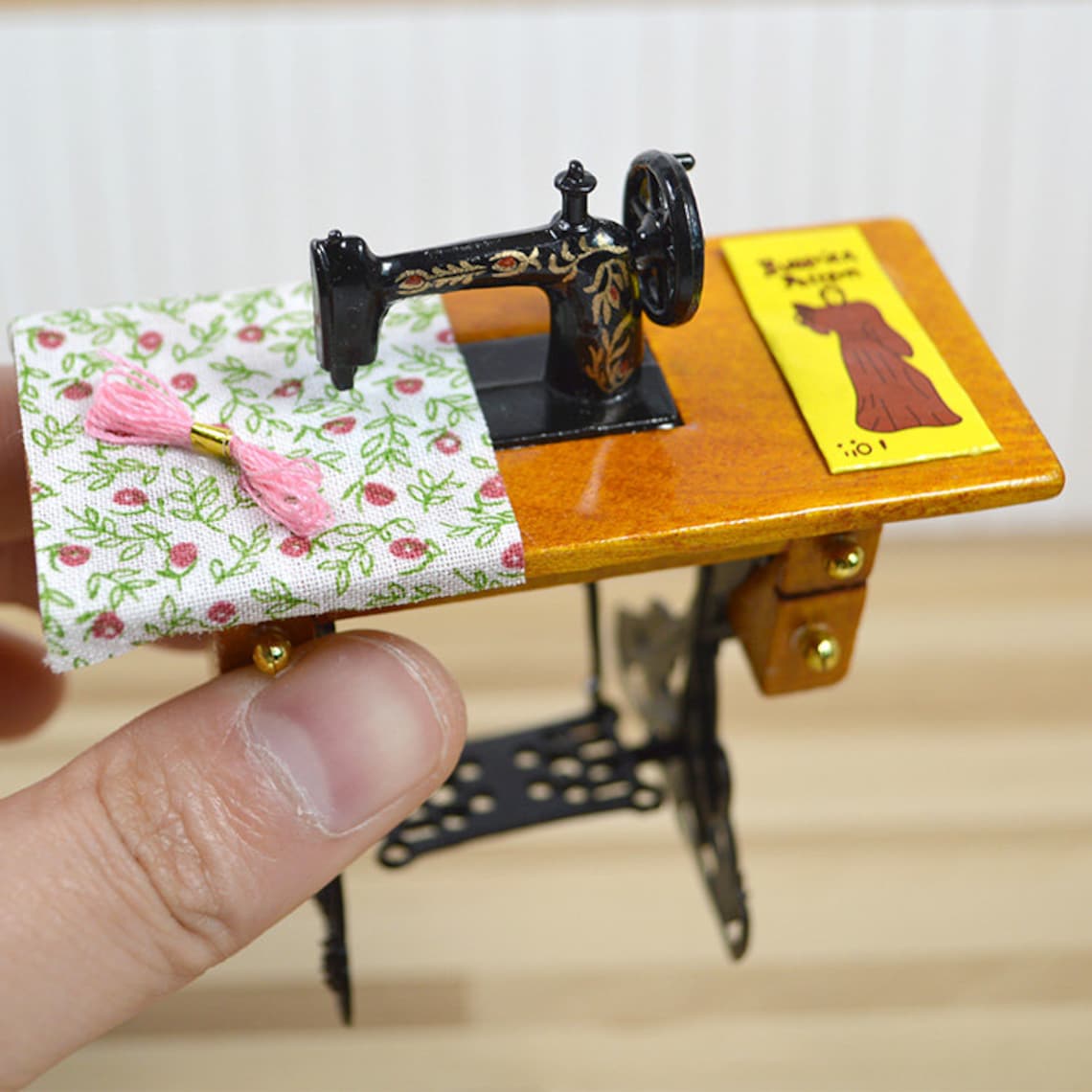 Miniature Sewing Machine Dollhouse Miniature Furniture 1:12th Scale ...